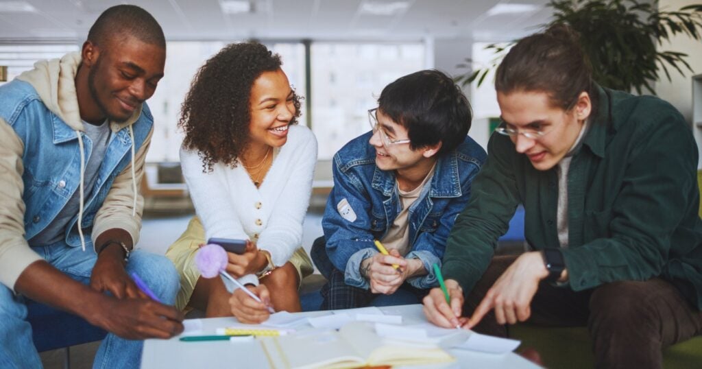 9 behaviors of someone who craves being the center of attention - The ...