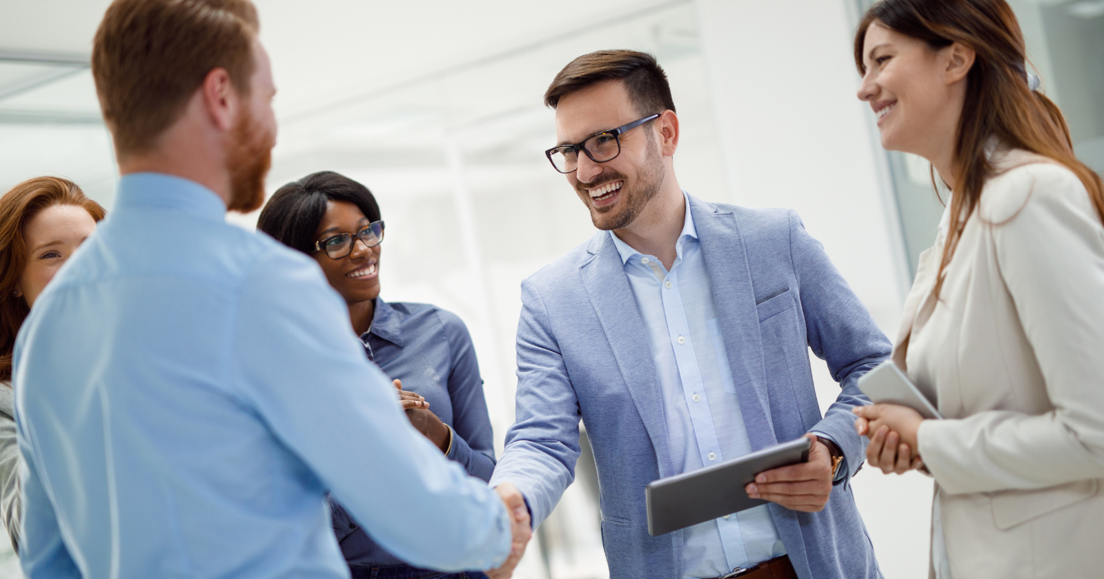 10 things confident people never do in public, no matter how ...